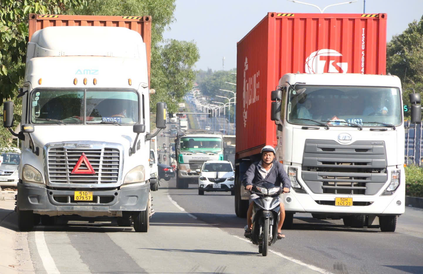 So Sánh Các Loại Xe Container 20 Feet và 40 Feet: Lựa Chọn Nào Phù Hợp ...